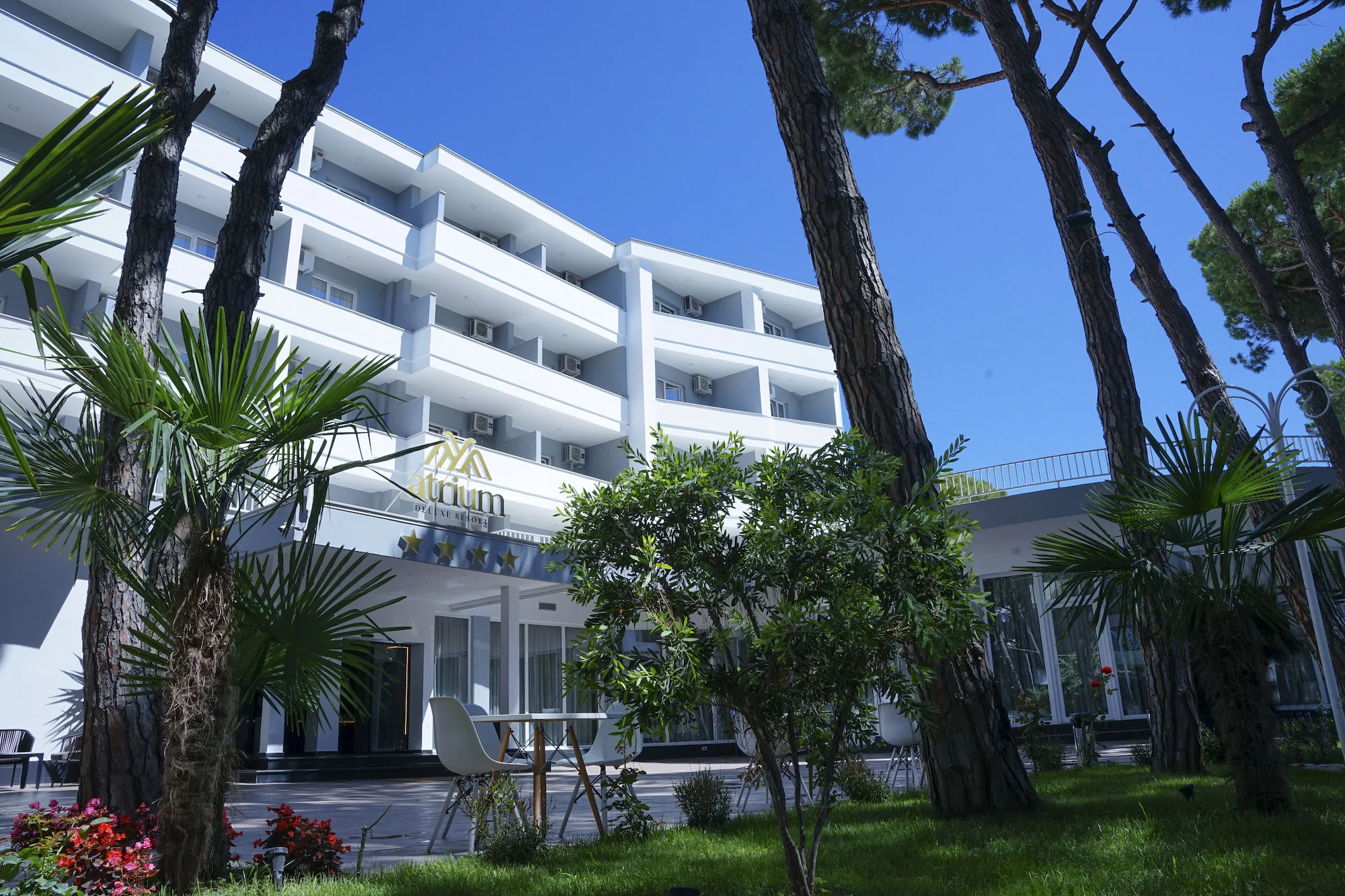 Atrium Deluxe Resort - Golem