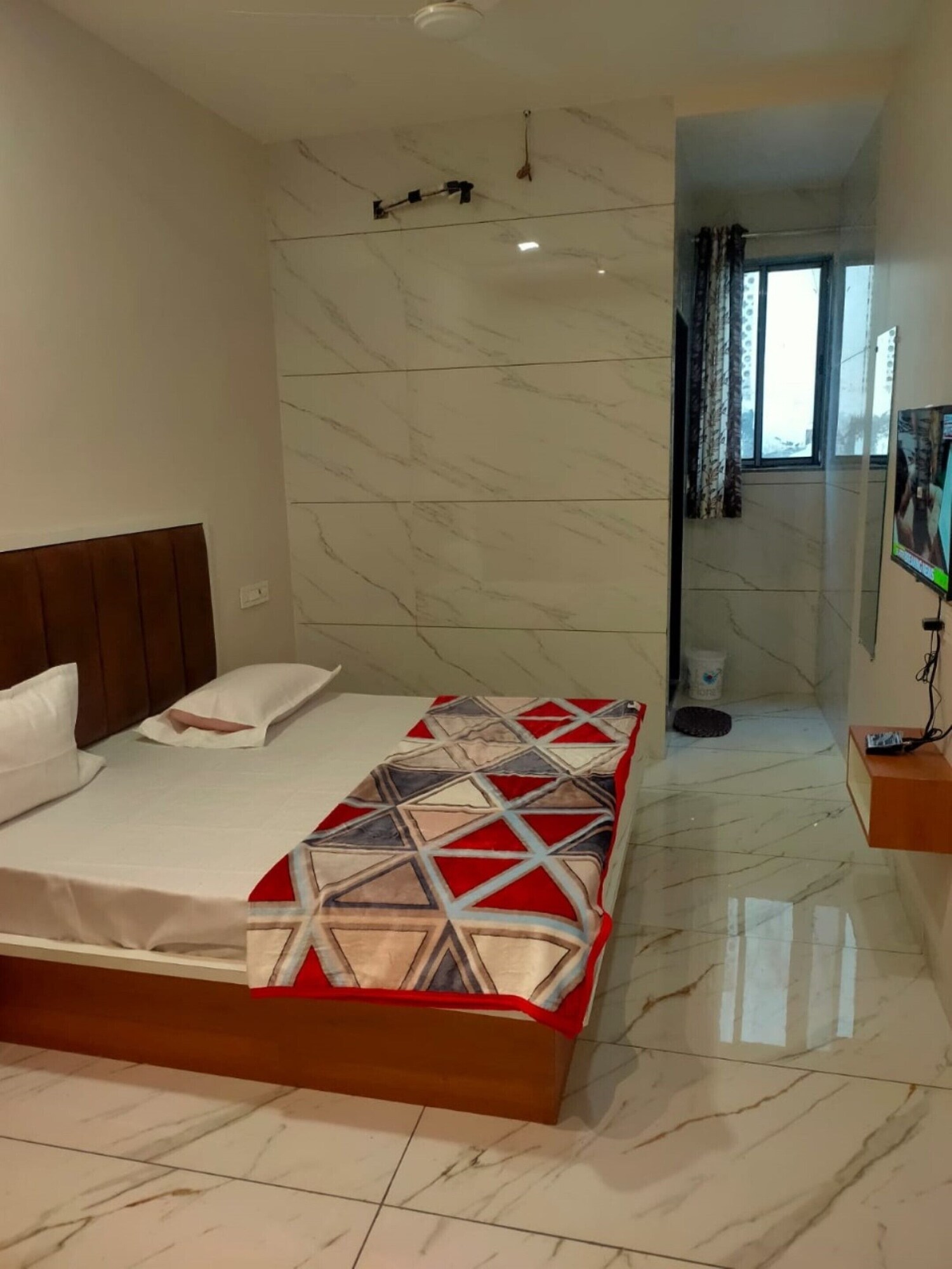 Goroomgo Janata Inn Gujarat - Vapi