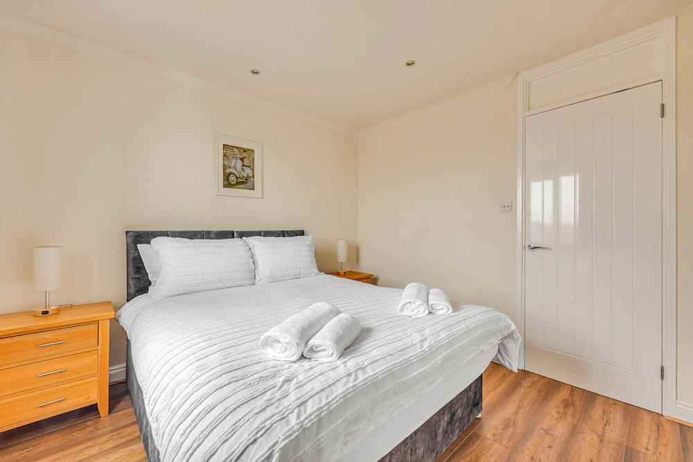 Immaculate Two Bedroom House With Parking - 貝德福德