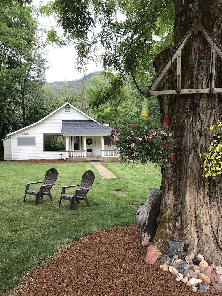 Serene Historic Cabin, Nine Acre Estate, Just Off I-5 - Rogue River, OR