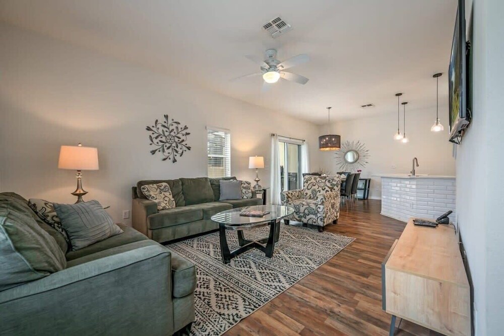 Remodeled Gem - Comfort & Location - Universal Orlando Resort, Orlando