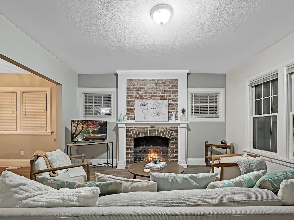 Chic 2br Duplex Free Parking Near Hospitals - Des Moines, IA