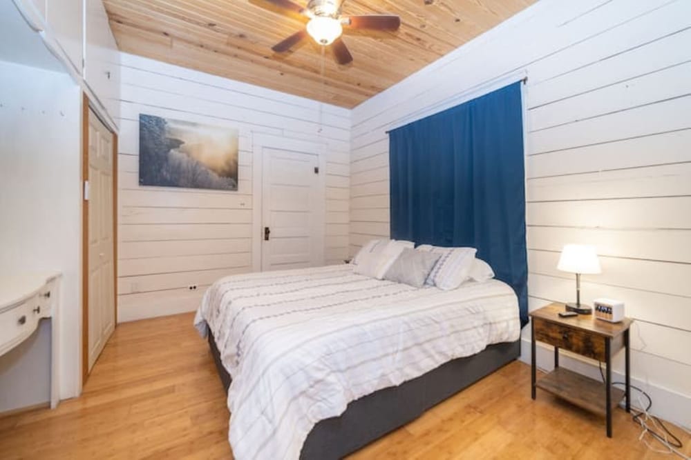 Bright And Cozy 2 Bedroom Cottage W/ Amenities - Harrison, AR