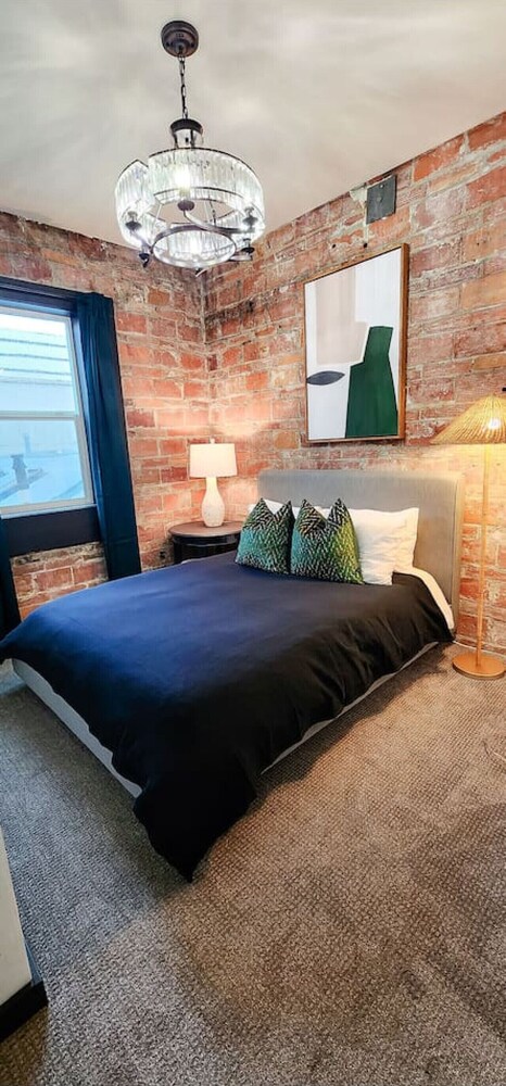 Speakeasy Queen Suite (Rm 7) - Nevada City, CA