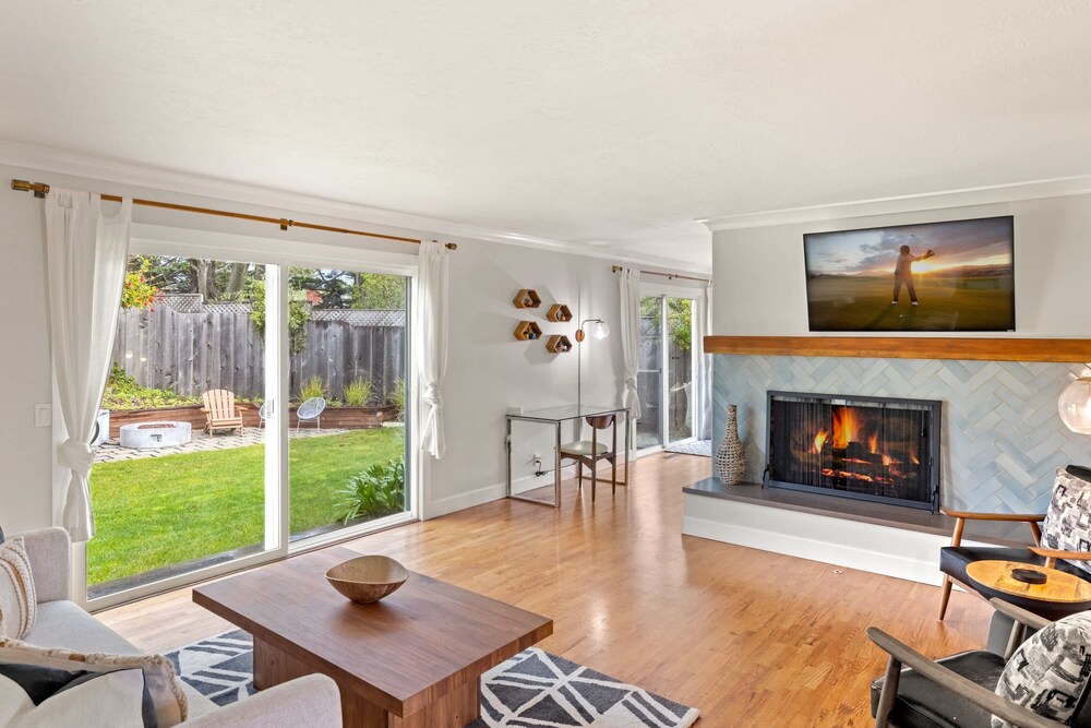 Oak Place Too: Beautiful Updated 4 Bedroom 3 1/2 Bath In Carmel - Carmel-by-the-Sea, CA