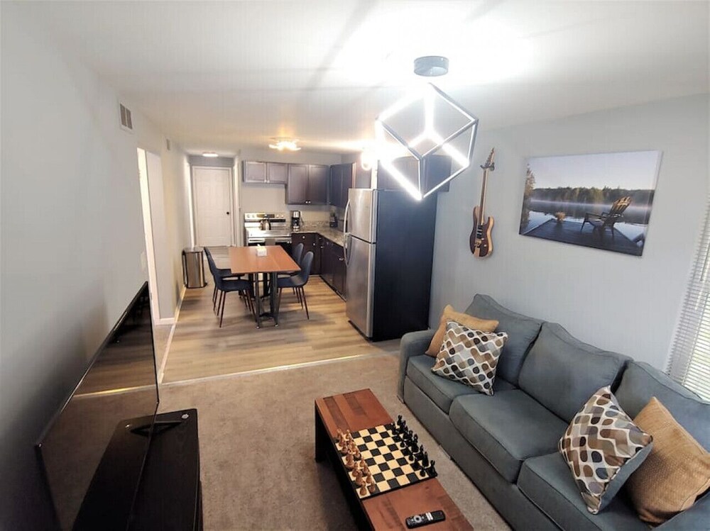 Relaxing Cottage By The Lake And Parking - Auburn Hills, MI