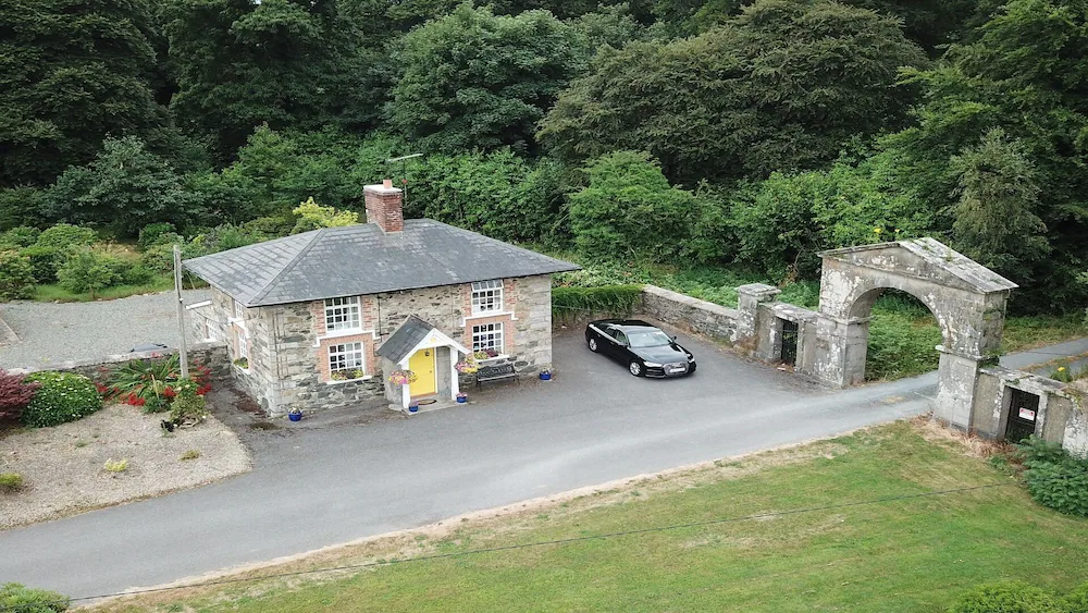 Cloverhill  Gate Lodge       Relax Refresh And Unwind  Promises Tranquillity - Cavan