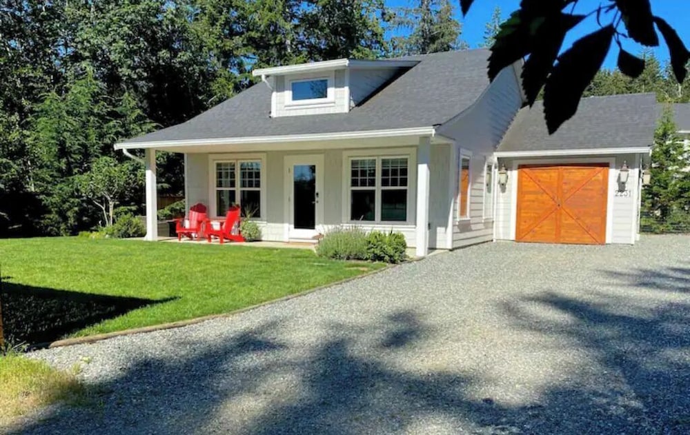 Peaceful Parkside Cottage - Courtenay, BC, Canada