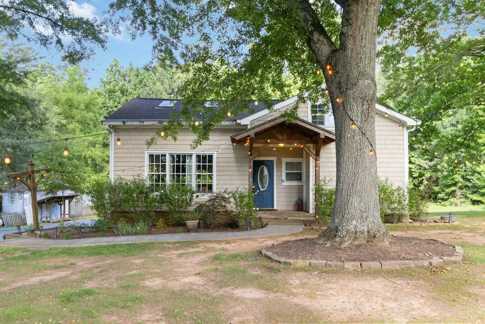 Quiet Country Farmhouse - Johns Creek, GA