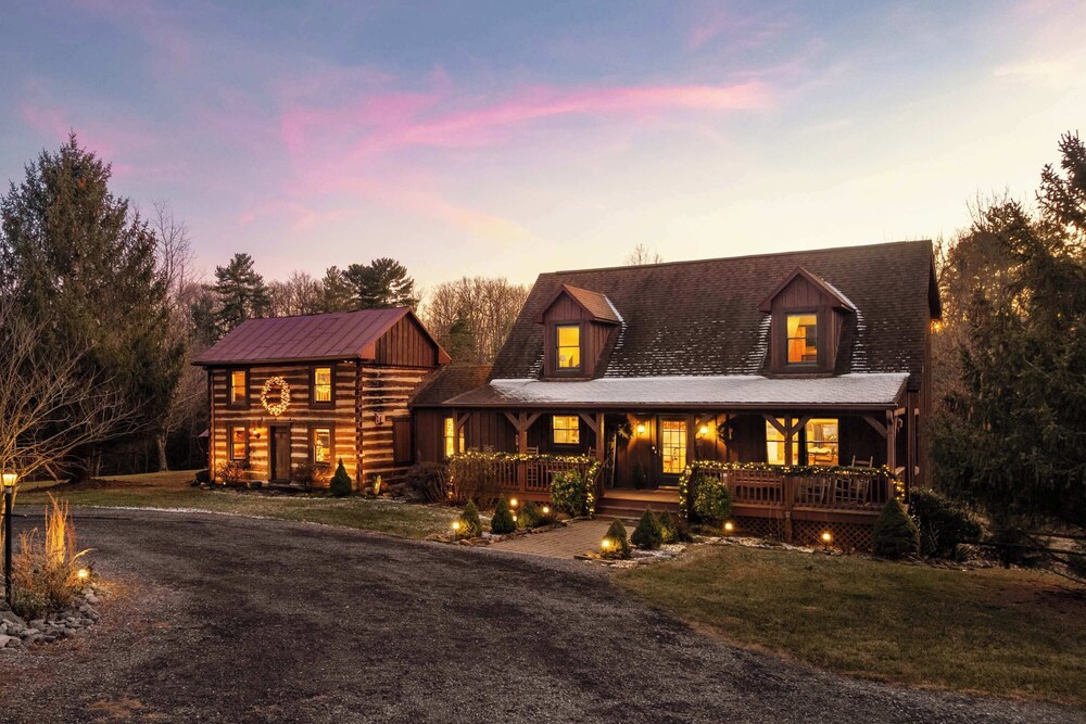 The Royal Cabin | Private Getaway W/ Hot Tub - Front Royal, VA