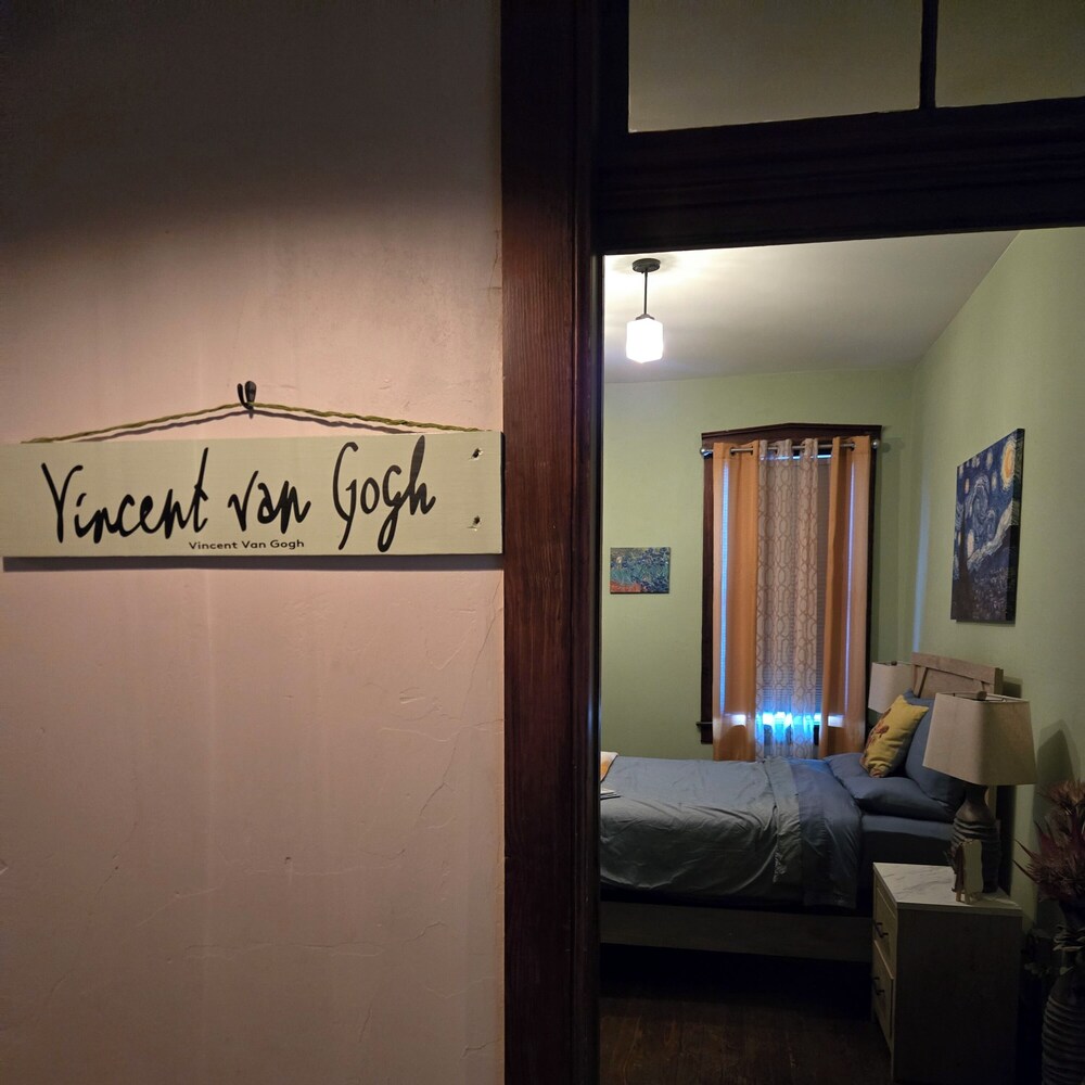 The Van Gogh Suites Is One Of Our Four Rooms. - Hermann, MO