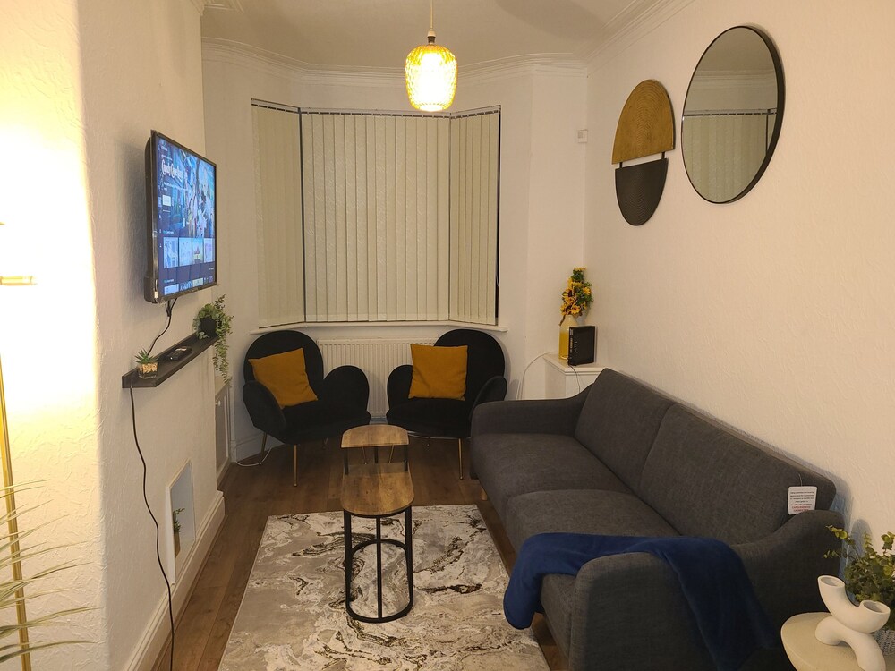 Business Friendly 2br House Sleeps 5, Wi-fi, Workspace & Free Parking - Manchester