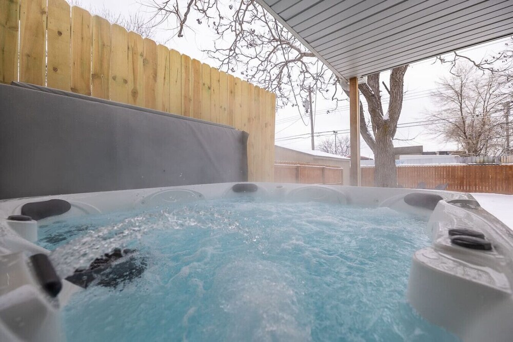 Centrally Located Fire-pit Large Private Backyard - Rapid City, SD