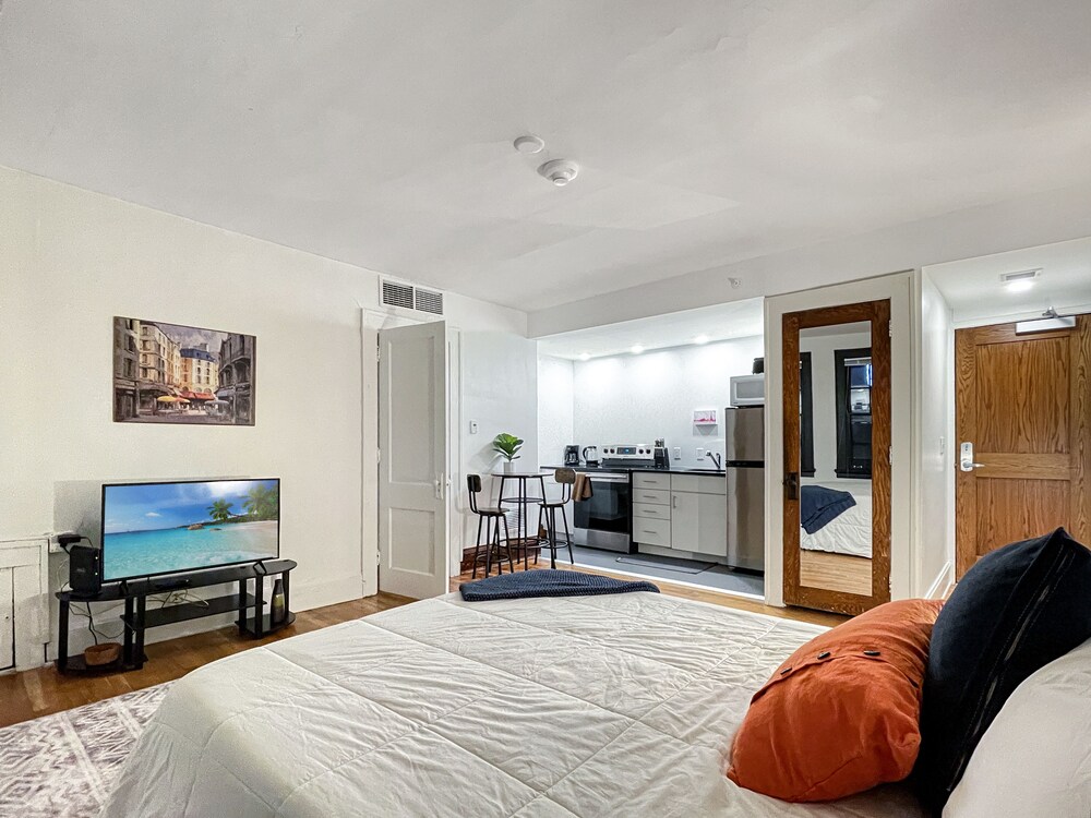 Quiet 1 Bed Studio Heart Of Downtown - Des Moines, IA