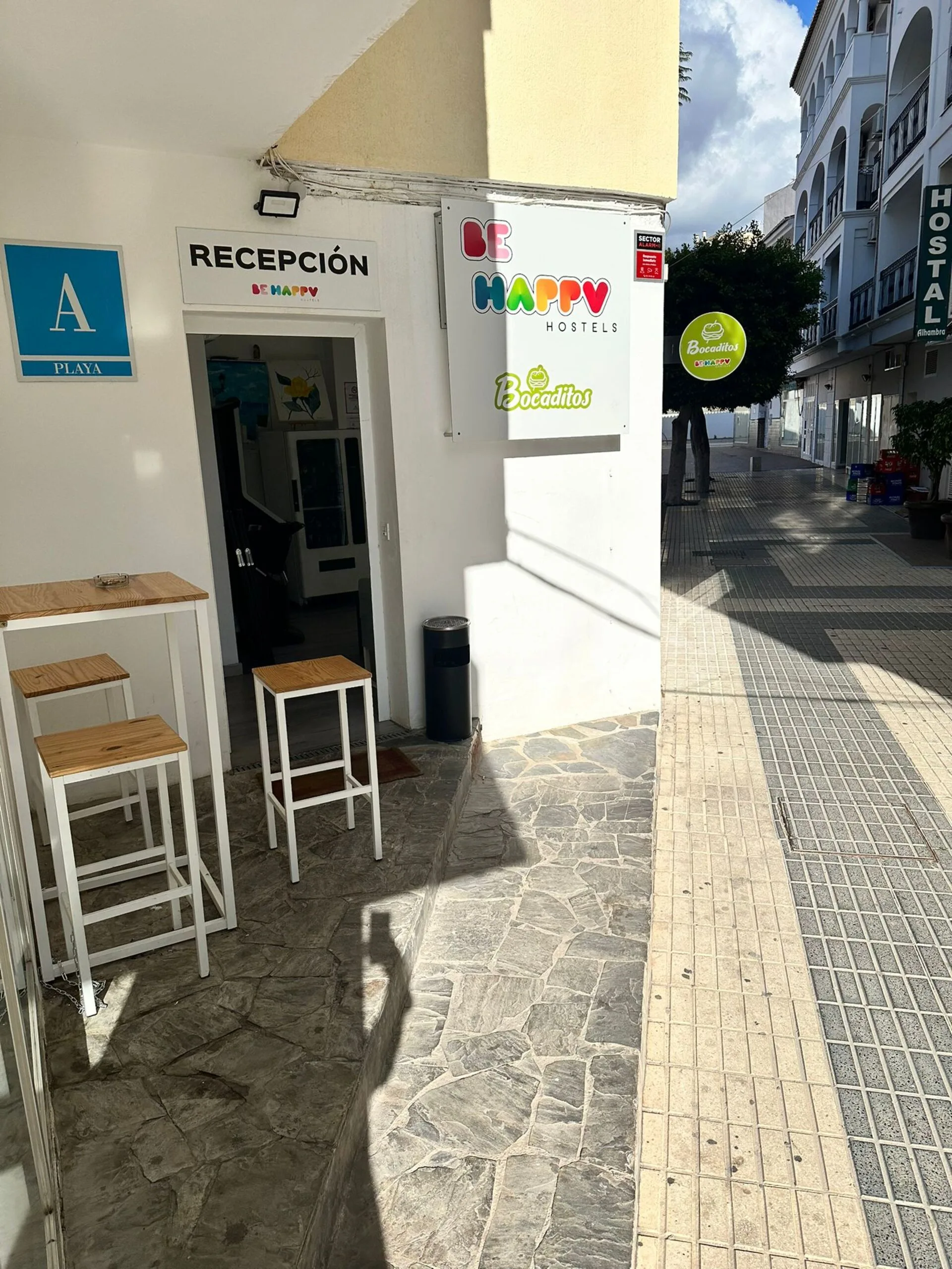 Be Happy Hostel - Albergue En El Centro De Nerja - Nerja