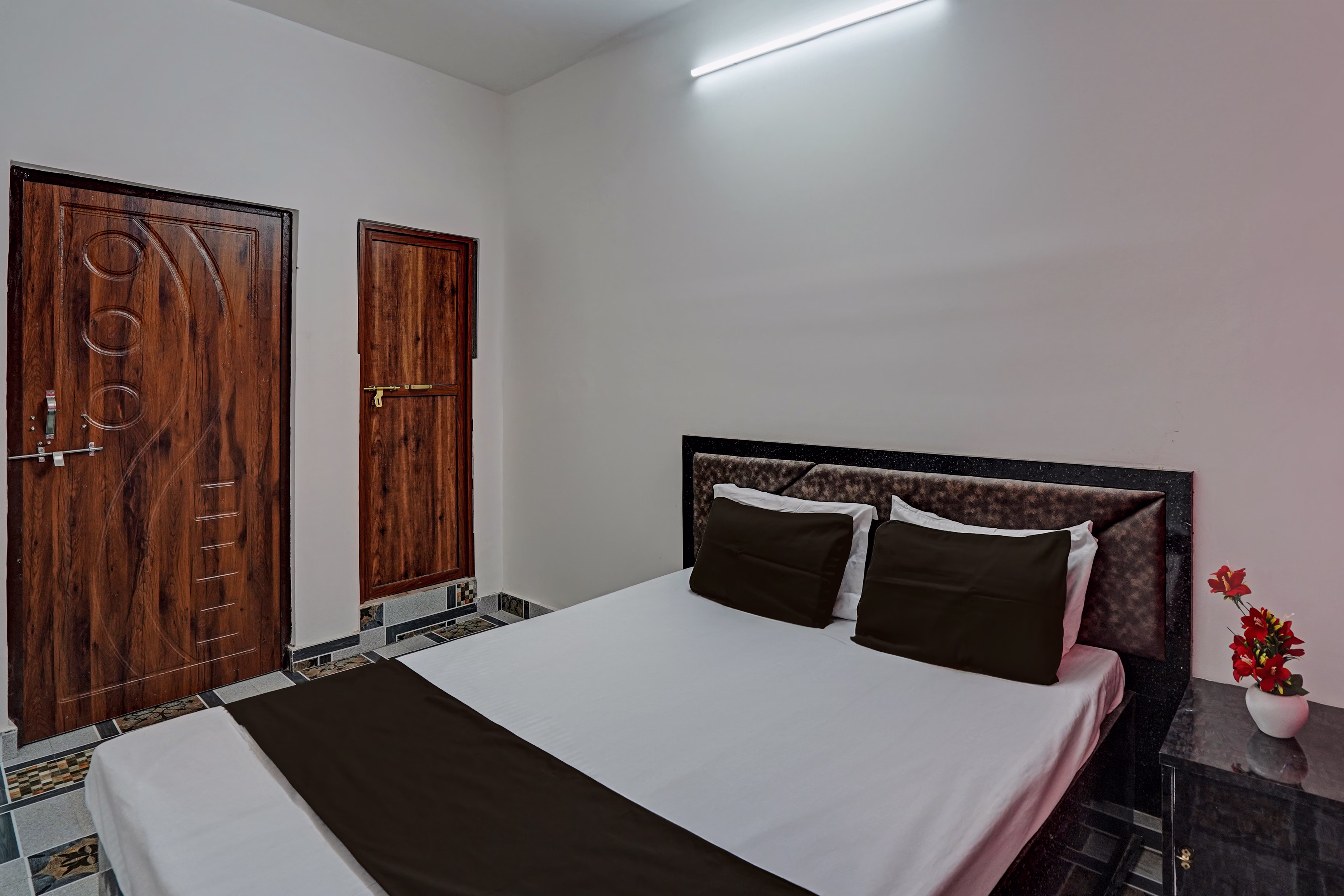 Vs Galaxy Hotel - Kanpur