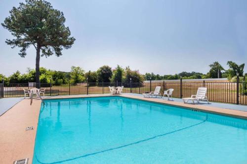 Super 8 By Wyndham Longview/i-20 - Longview, TX