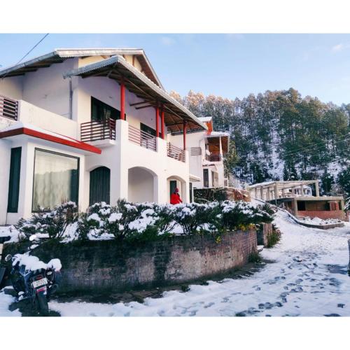 Just Naturals Wellness Resort Nainital - Naukuchia Taal