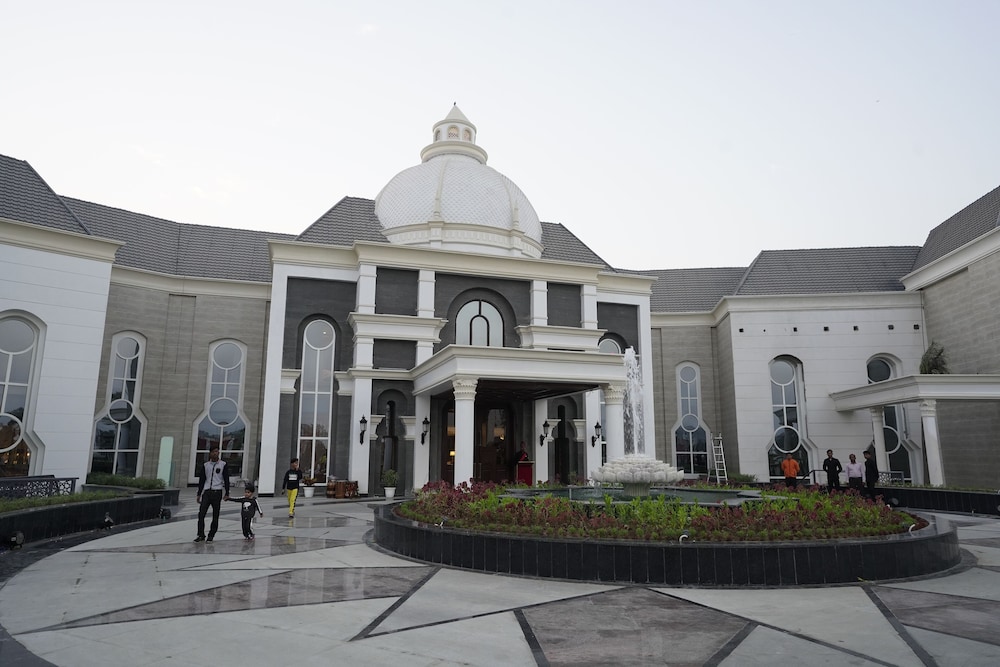 The Grand Nirvana Hotel - Bareilly